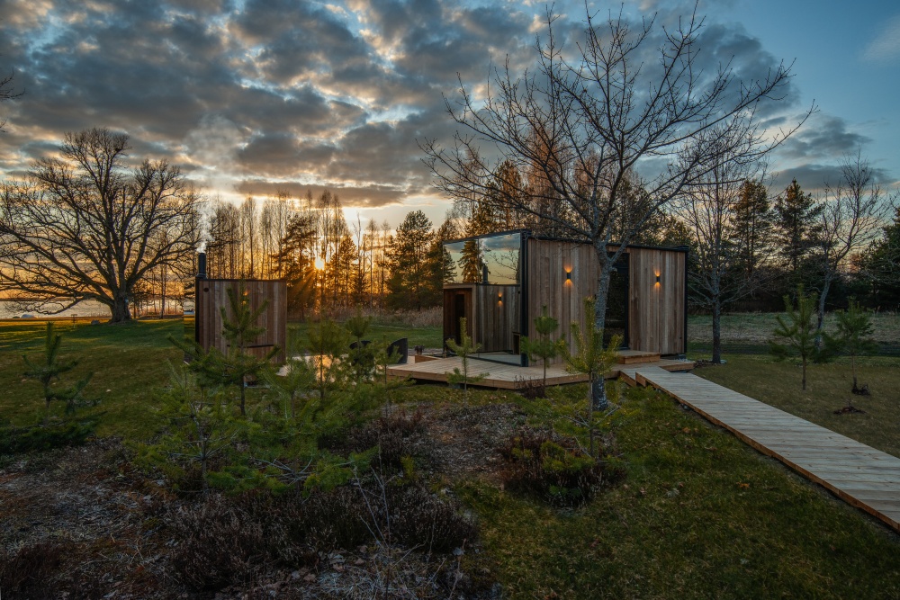 Mirror house with private sauna & lake views | Romantic retreat in ...