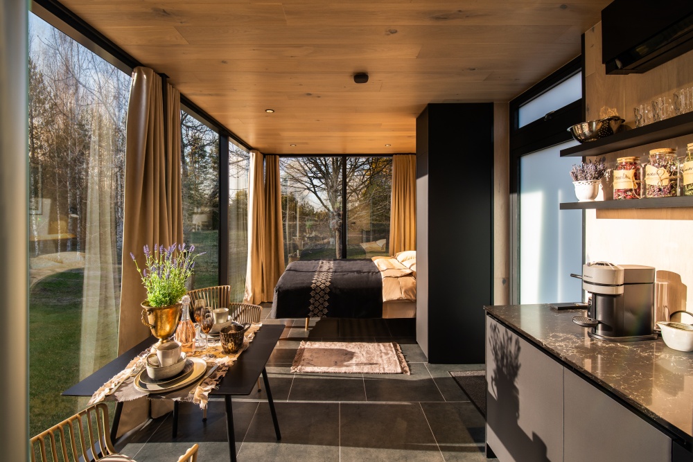 Mirror house with private sauna & lake views | Romantic retreat in ...