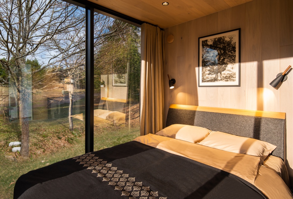 Mirror house with private sauna & lake views | Romantic retreat in ...
