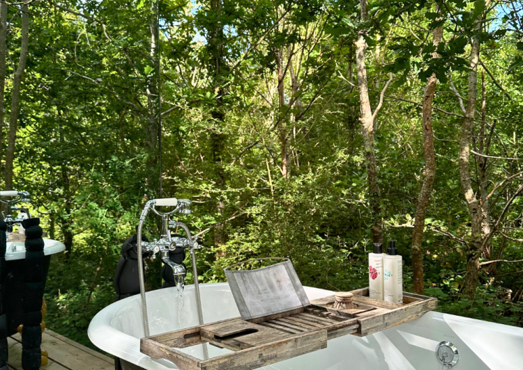 Luxury mirror house with hot tub or sauna | Romantic Oxfordshire ...